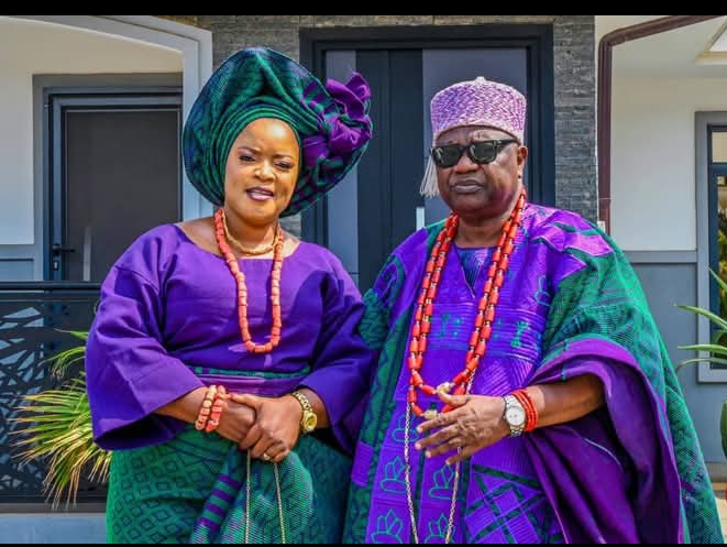 Senator Ajagunnla Fadeyi Commiserates with Oba Adedokun ABOLARIN ...